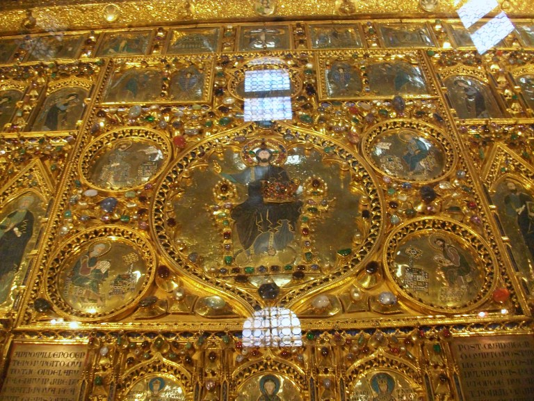 14th century Constantinopolitan sakkos in Vatican — from the Byzantine ...